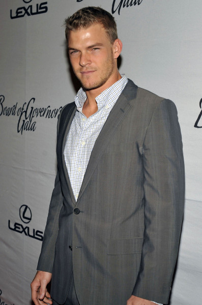 Fonds d'écran Alan Ritchson - MaximumWallHD