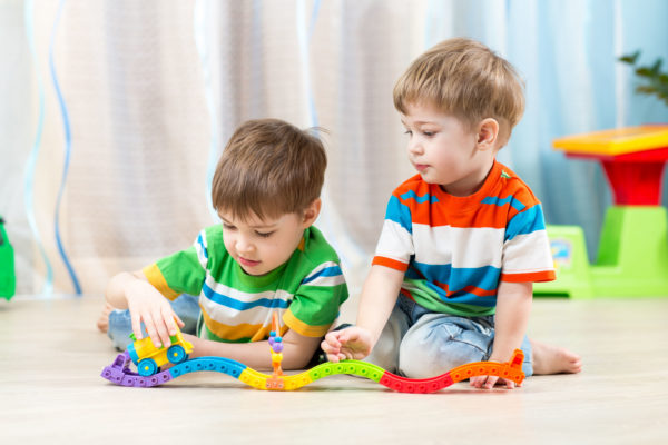 Wallpaper Enfants Qui Jouent Dehors - MaximumWallHD